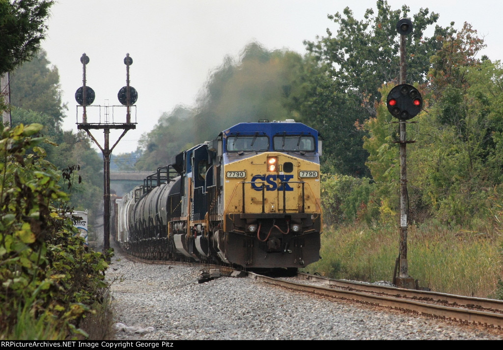 CSX 7790 and train Q438